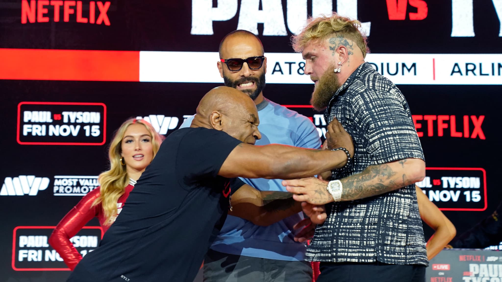 Boxe: bousculades, sourires en coin... Mike Tyson et Jake Paul font ...