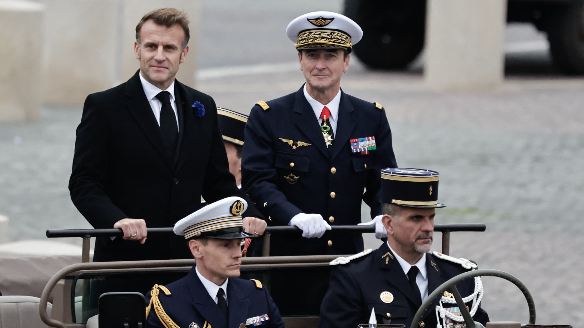 "Donner à la jeunesse un cadre pour servir": Emmanuel Macron prépare un nouveau service militaire