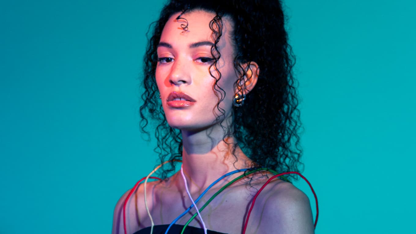 Jäde chante la pluie et le beau temps dans sa mixtape "Météo"