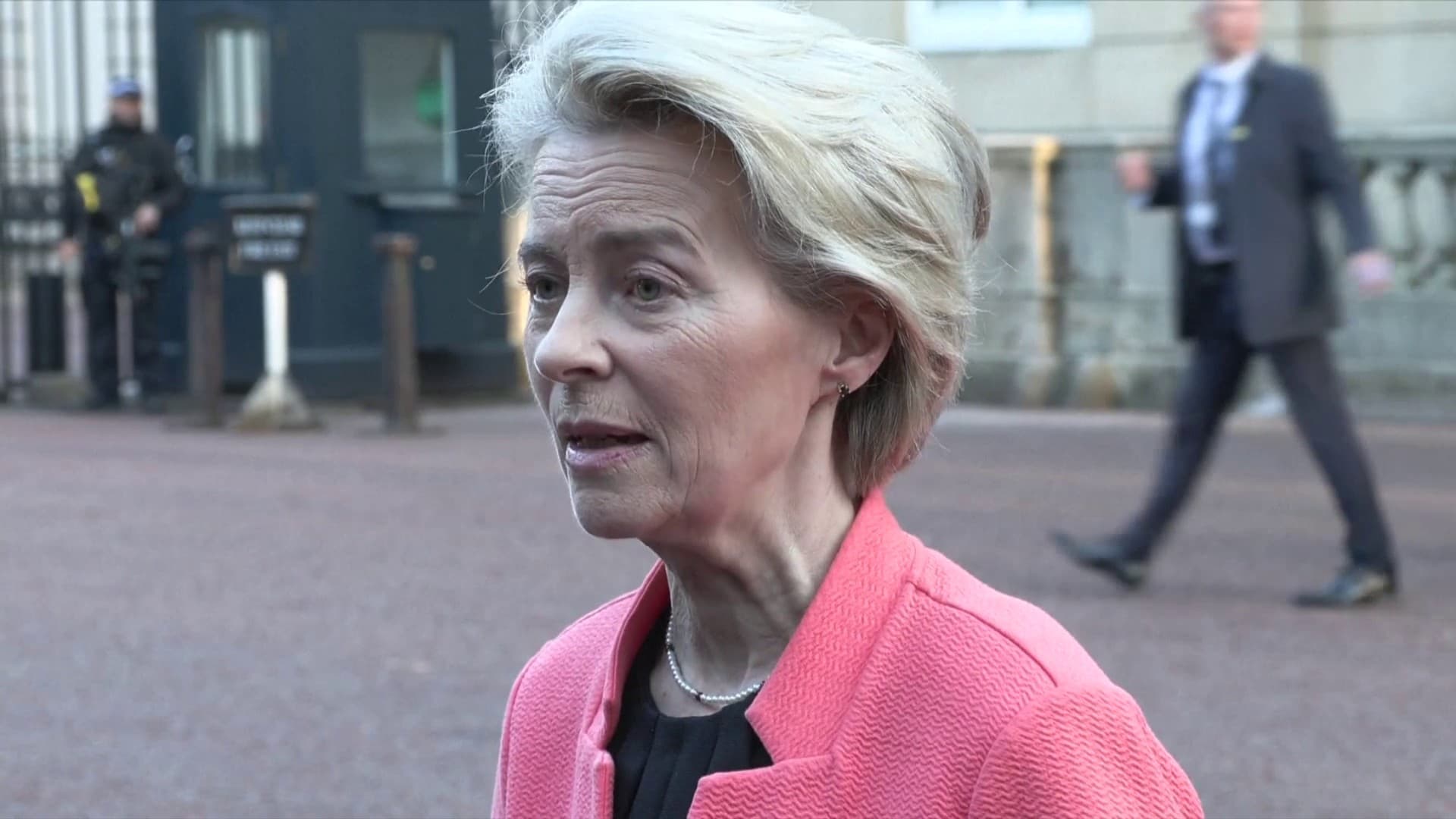 Ukraine: Ursula von der Leyen affirme qu'il faut "urgemment réarmer l ...
