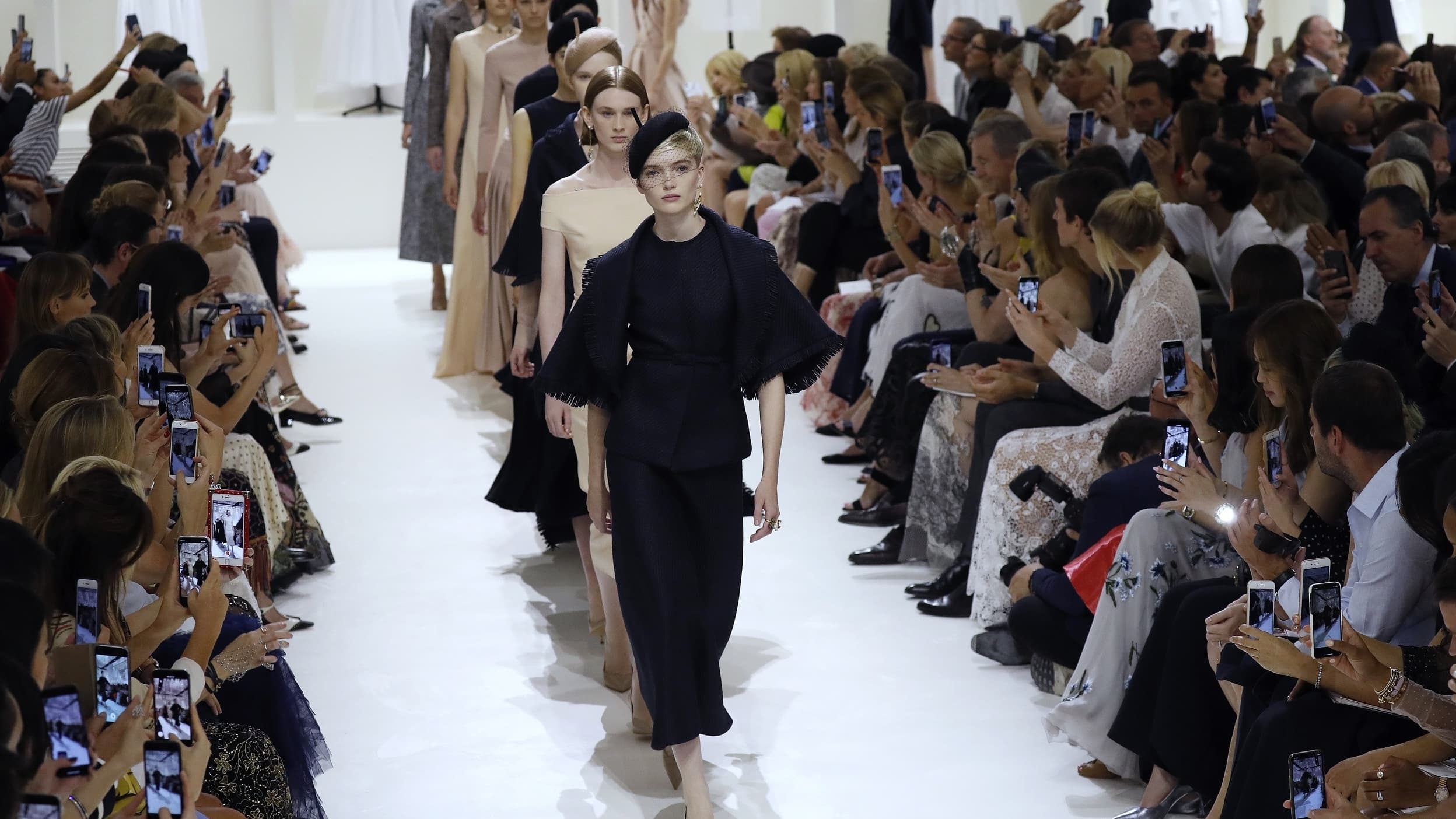 Fashion Week Dior Va Présenter Son Défilé Sur Tiktok