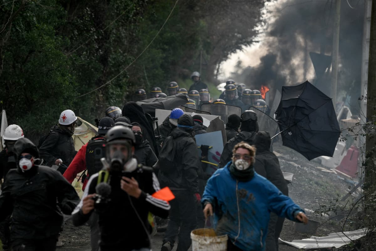 Autoroute A69: un nouveau face-à-face tendu entre opposants et CRS aux ...