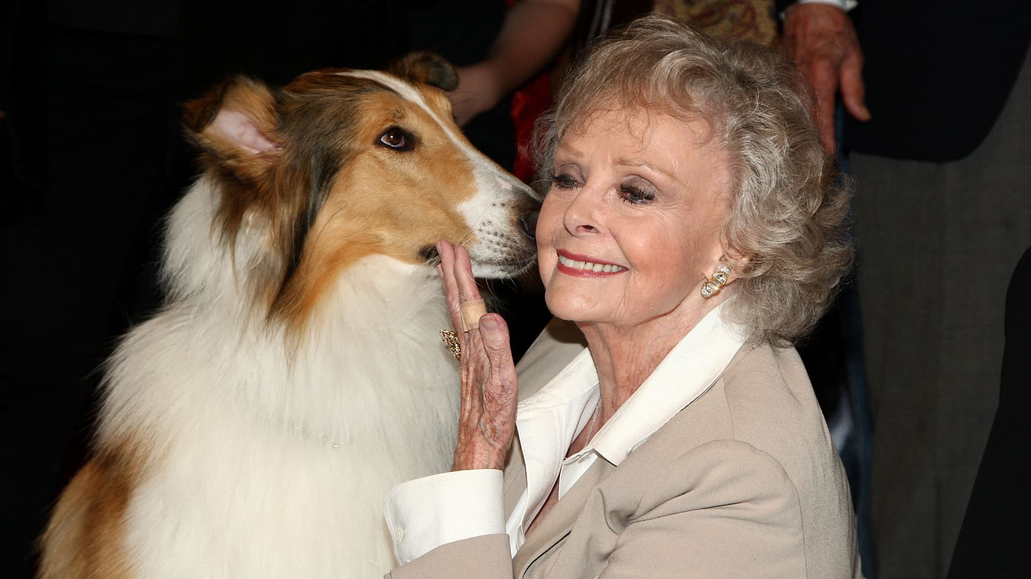June Lockhart, star des séries "Lassie" et "Perdus dans l'espace", est ...