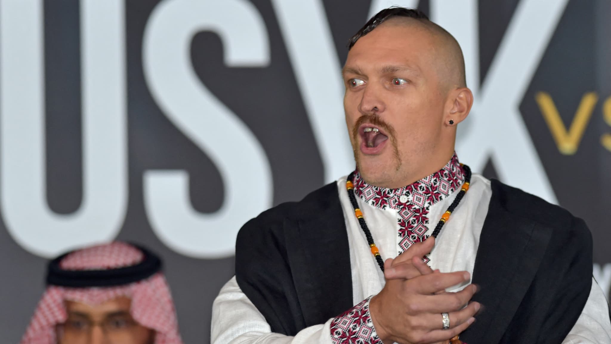 Boxe: costume cosaque, chant guerrier... Usyk fait le show avant d ...