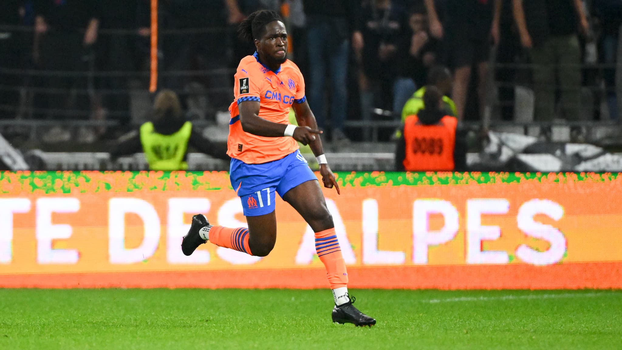 OL-OM: gros caractère, ambitieux… tout savoir sur Jonathan Rowe, le ...