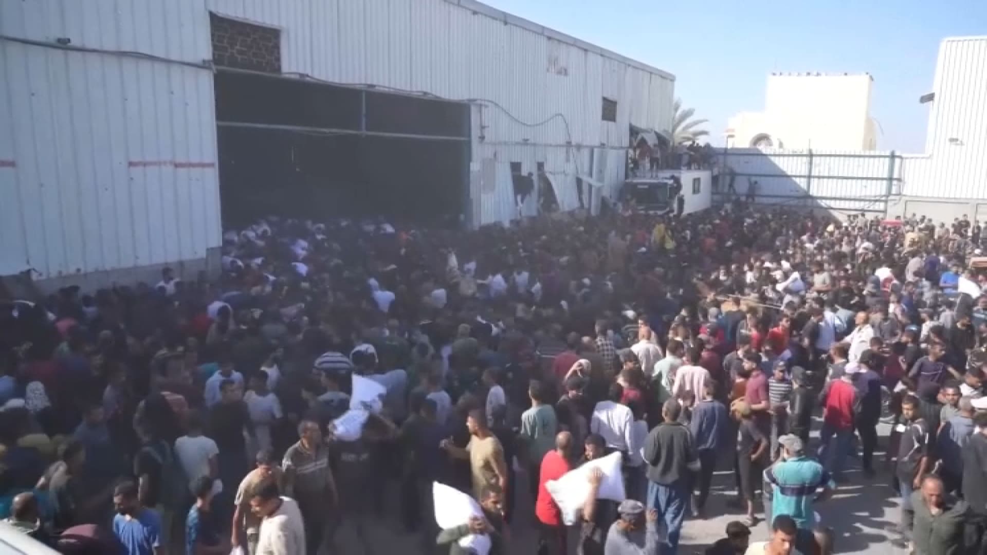 Un entrepôt d'aide alimentaire pillé à Gaza: "On est dans une pénurie ...