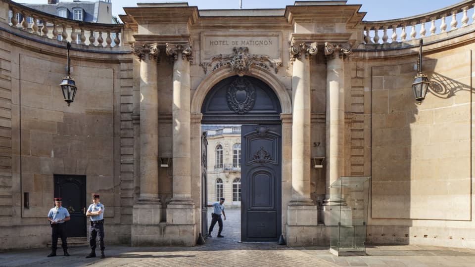 La façade de Matignon aspergée de peinture orange par des militants de ...