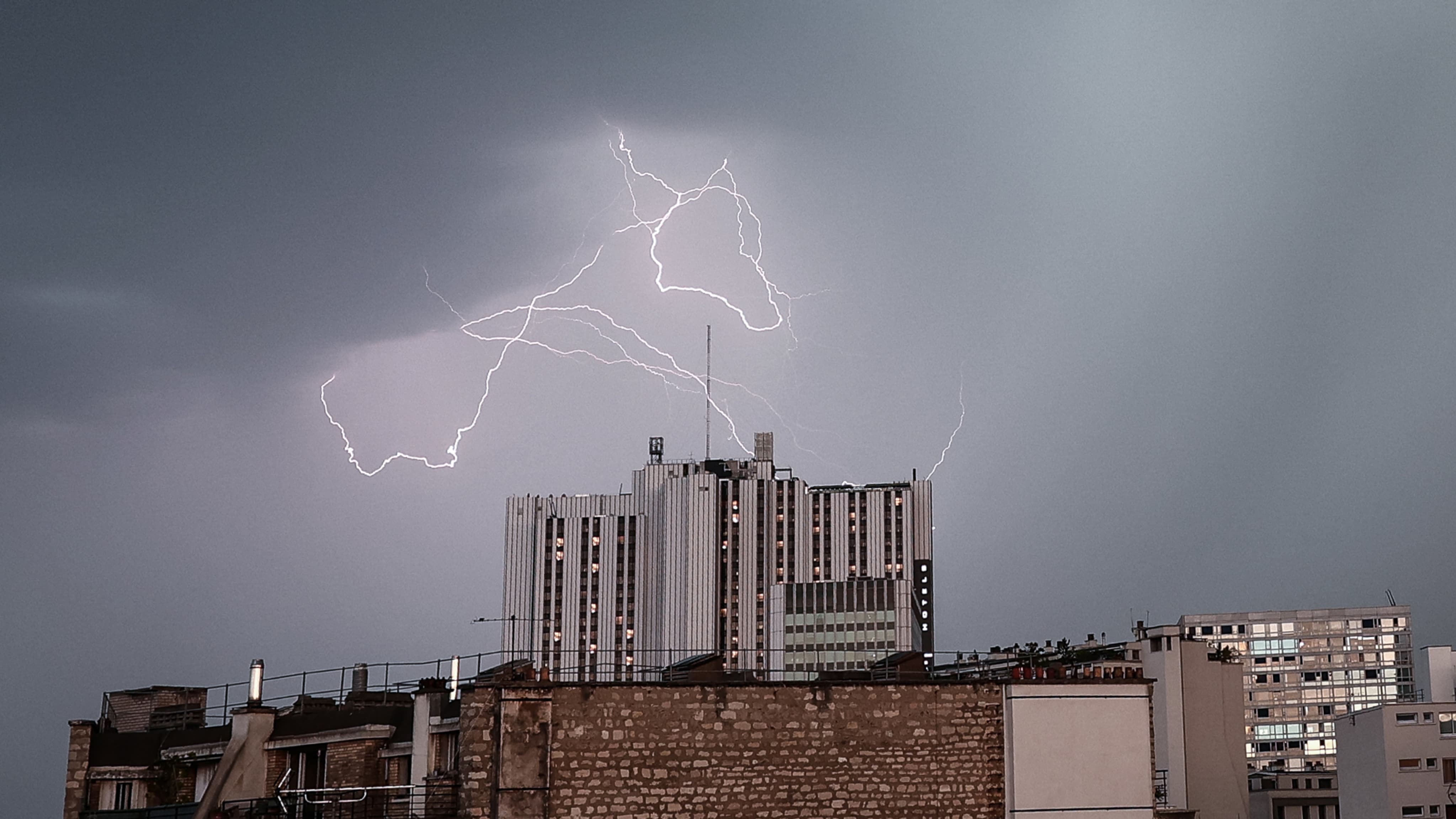 "Une scène de guerre": l'heure du bilan et du nettoyage après le violent orage qui a frappé Paris
