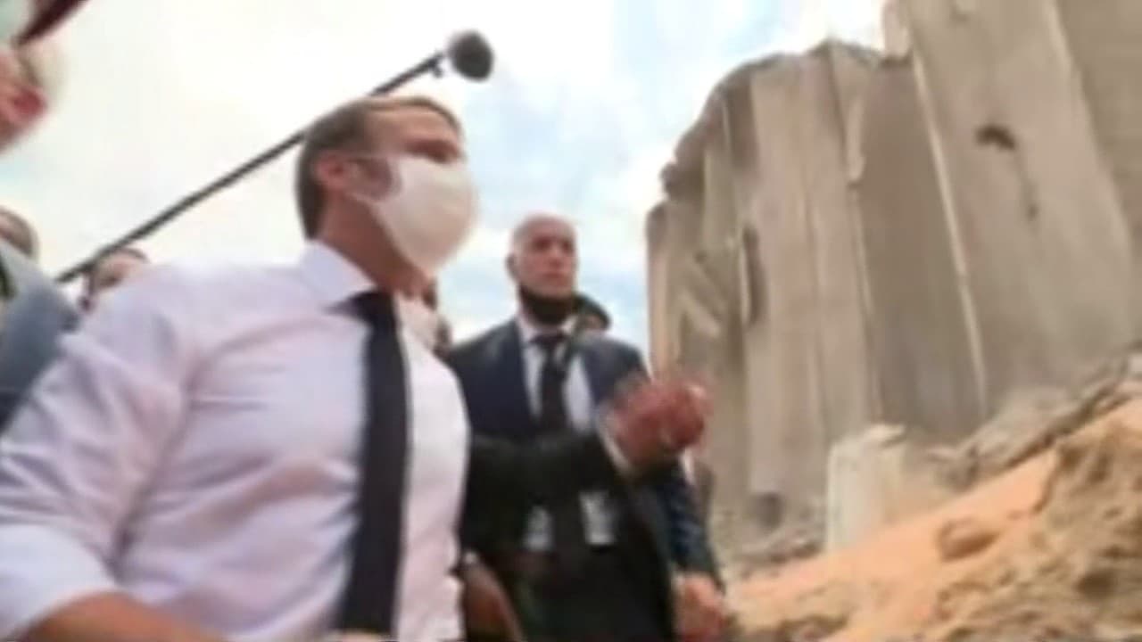 Les images d'Emmanuel Macron sur les lieux de l'explosion dans le port ...