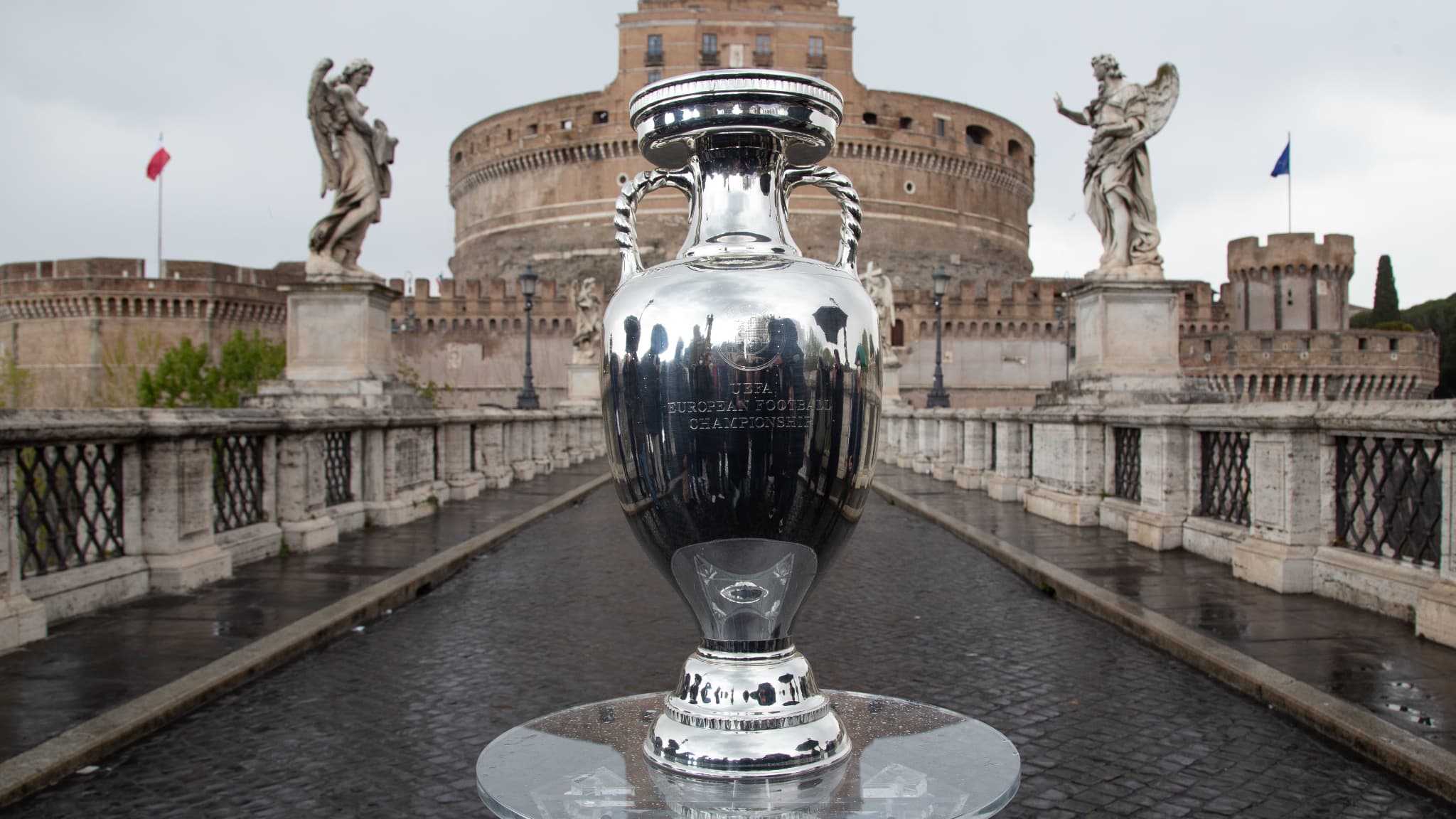 Euro 2020: la chute du trophée emporté par le vent à Bucarest