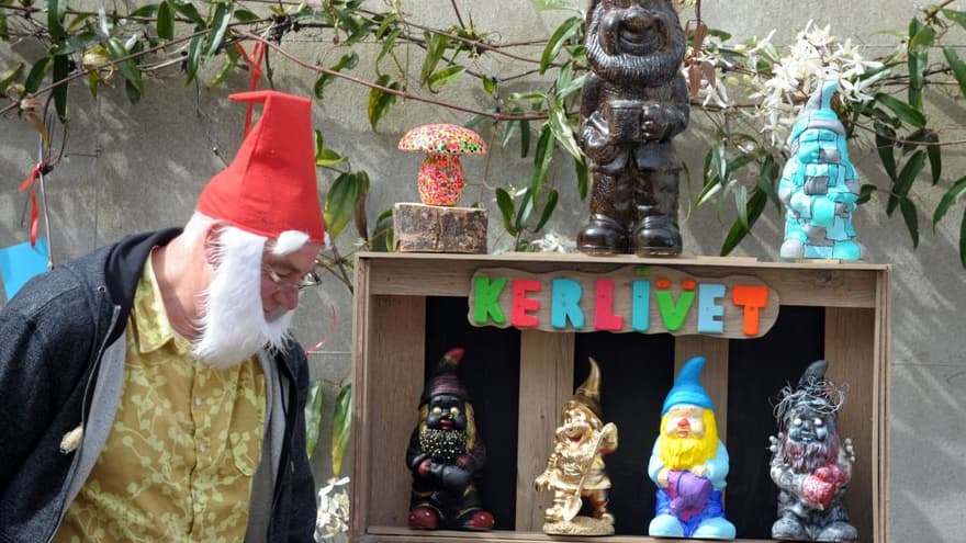 Mystère autour des cartes postales... d'un nain de jardin en Bretagne