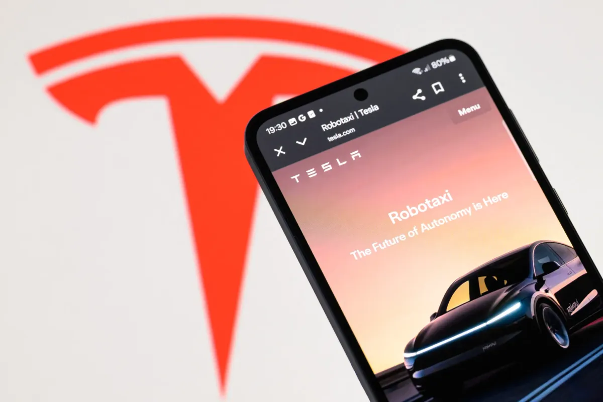 Robotaxi Tesla: ce chauffeur de sécurité est derrière le volant pour ...