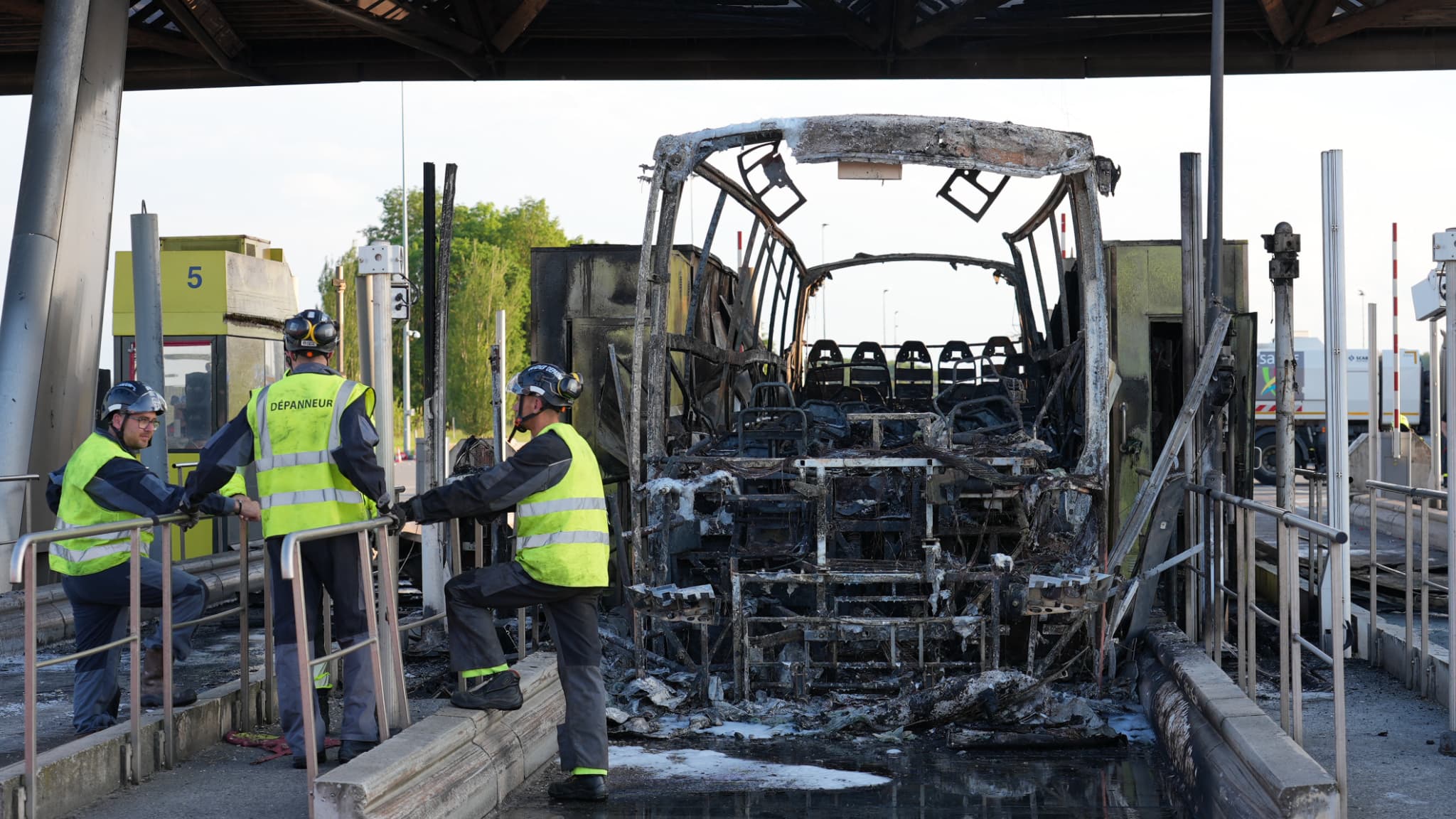 Péage et bus incendiés, bagarre générale… Que s’est-il vraiment passé ...
