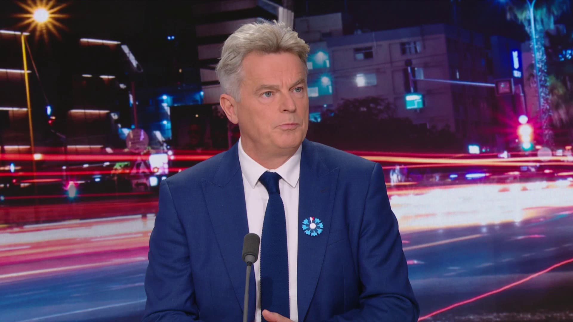 "Infamant": Fabien Roussel dénonce une affiche des Insoumis l'associant ...