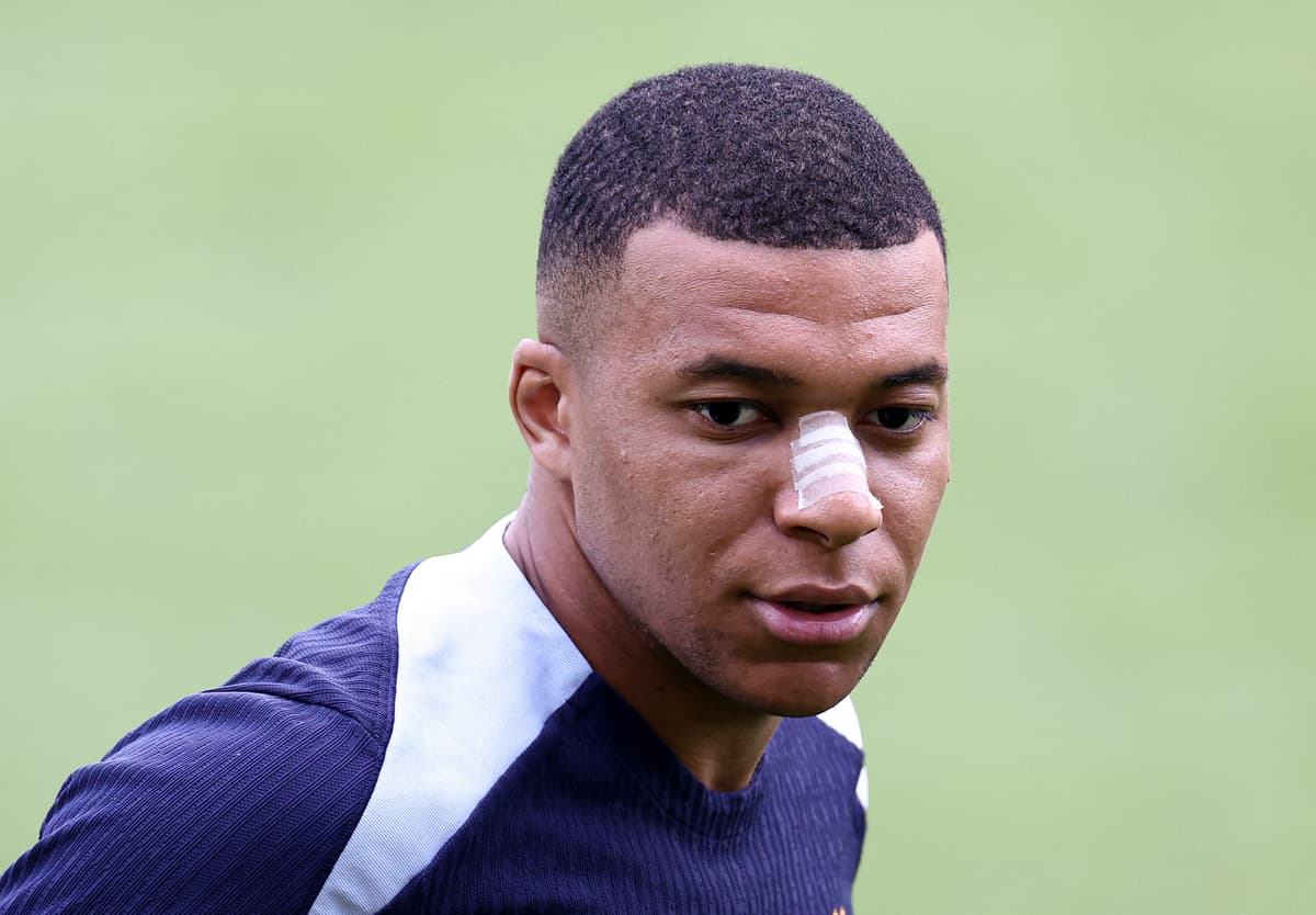 Euro 2024: les premières images de Kylian Mbappé, pansement sur le nez ...