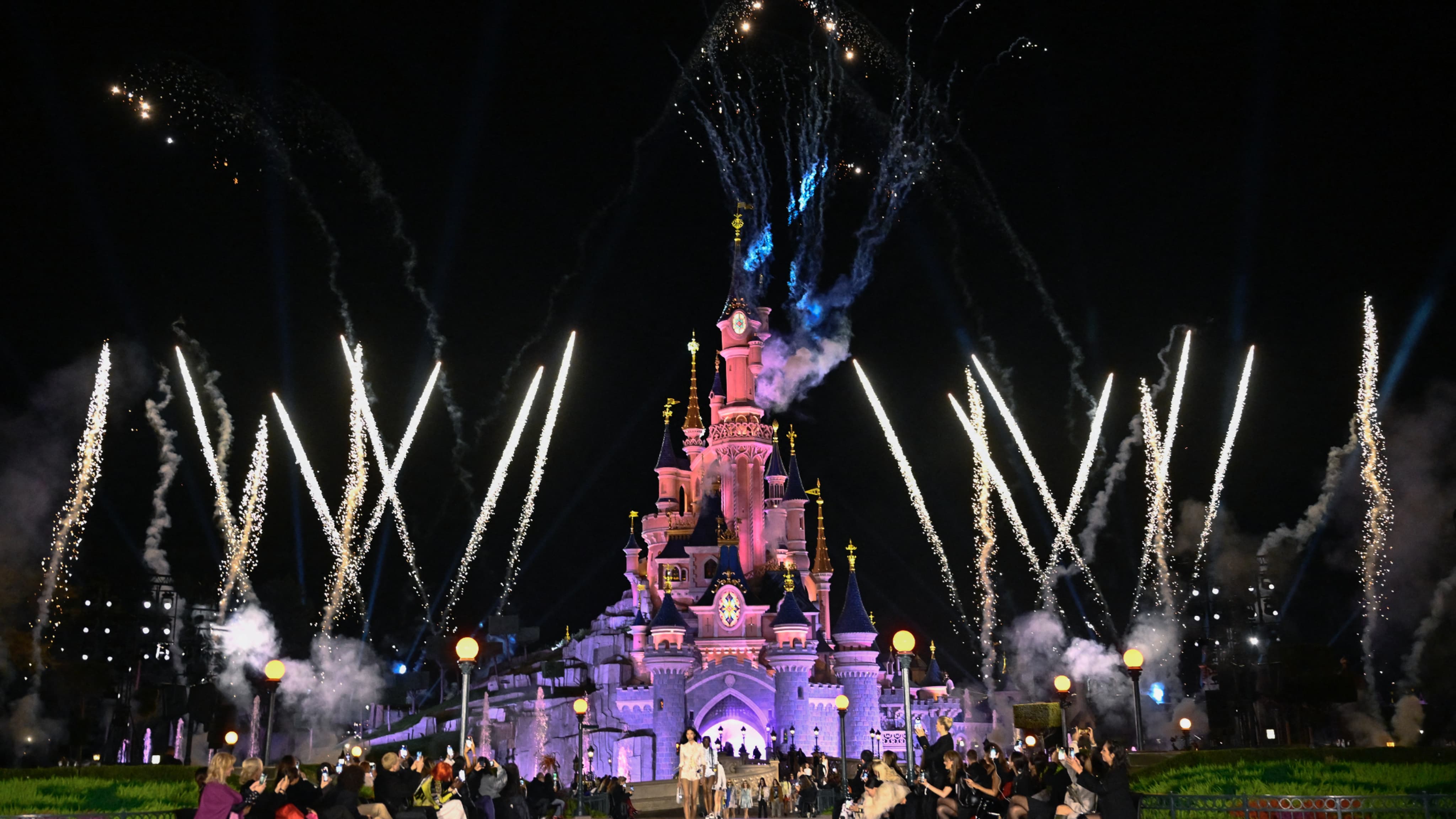 Coperni s'offre Disneyland pour clôturer la Fashion Week parisienne