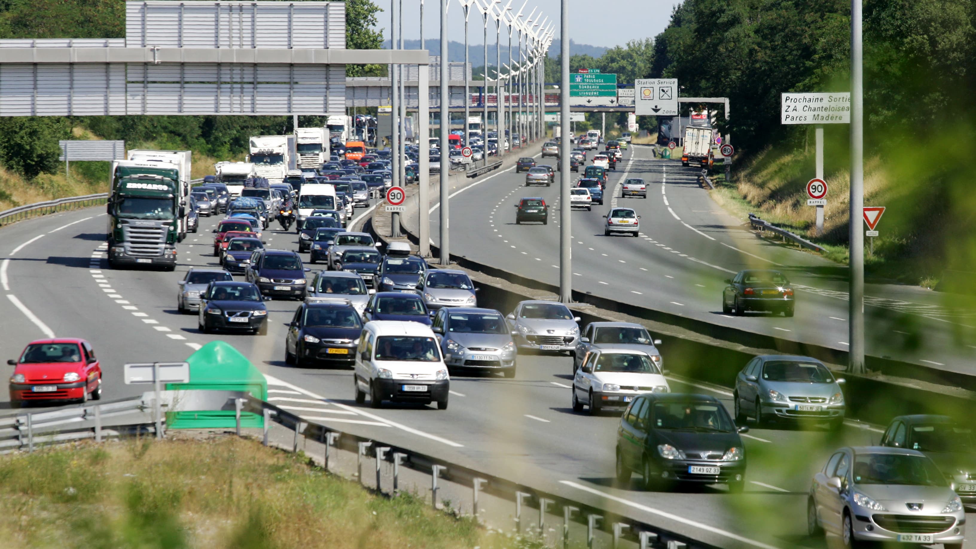 Premiers bouchons sur la route des vacances, principalement sur l'A7