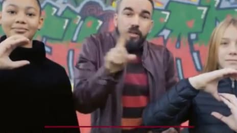 Un professeur fait du rap pour apprendre l'orthographe aux élèves