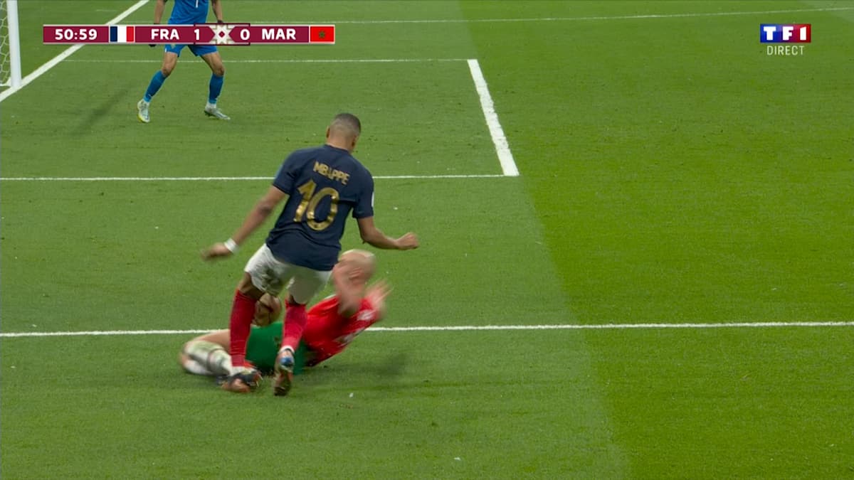 France-Maroc: Amrabat aurait-il dû prendre un carton rouge pour son ...