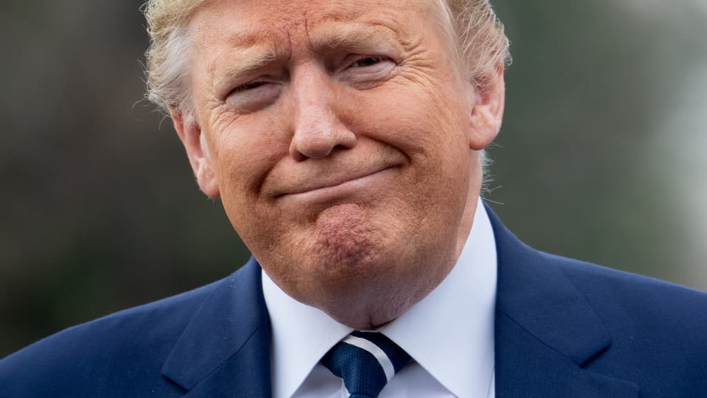 "Je n'ai pas touché mon visage depuis des semaines", plaisante Donald Trump