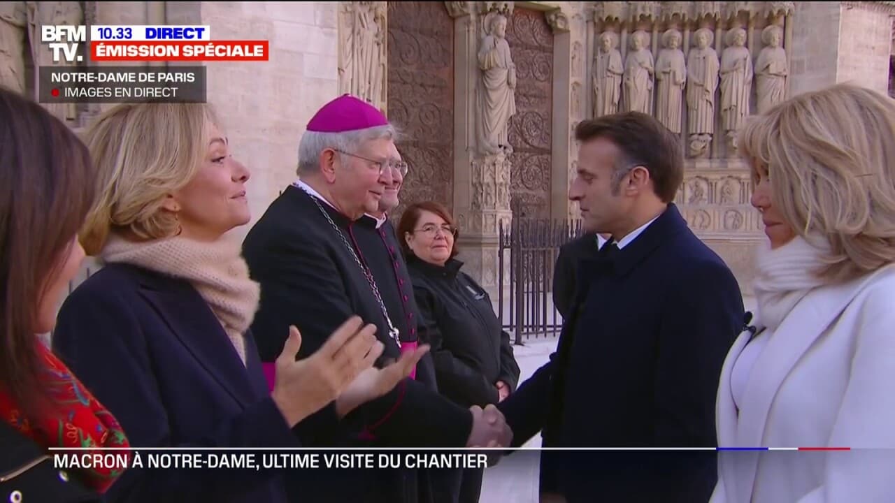 Notre-Dame: Emmanuel et Brigitte Macron arrivent sur le parvis de la ...