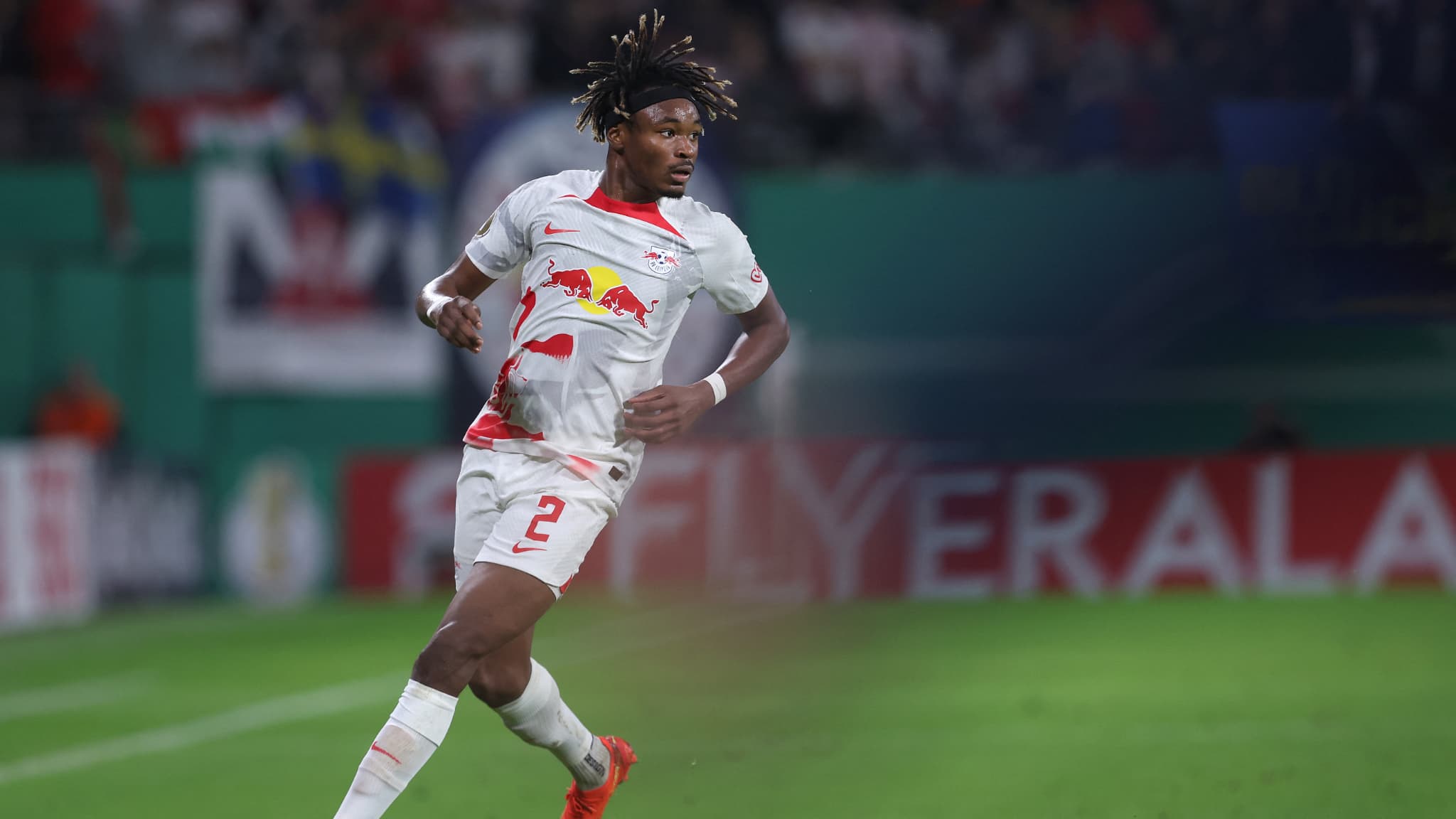 Mercato: le PSG était bien intéressé par Simakan cet été