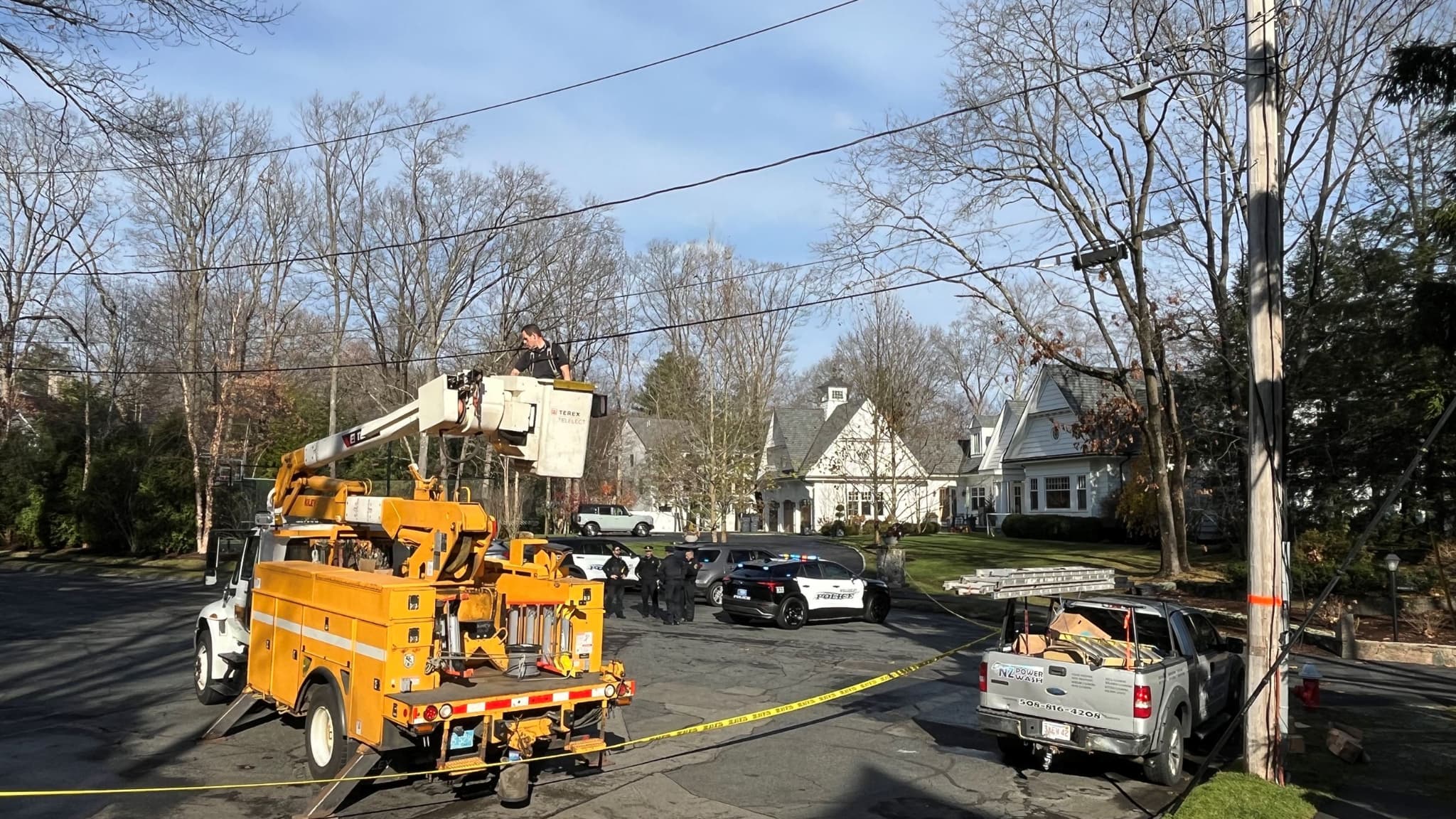 "Il aura beaucoup de chance s'il survit": un homme électrocuté après ...