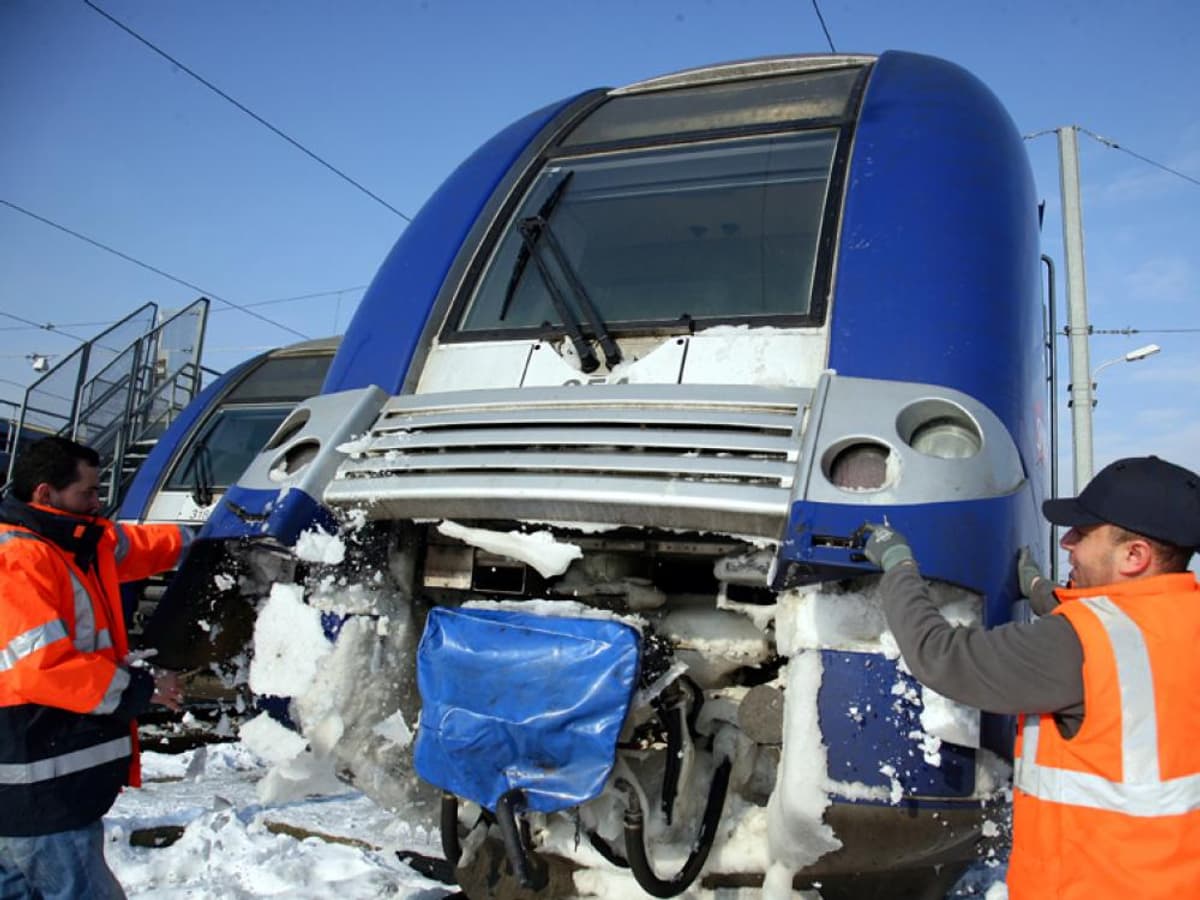 Locomotives râcleuses, chasse-neige: comment la SNCF protège trains et ...