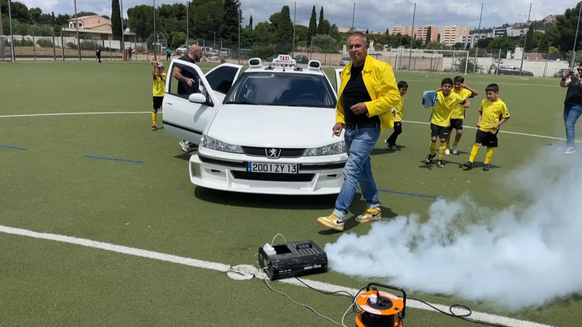 Vitrolles: l'acteur Samy Naceri de passage au stade avec son mythique taxi