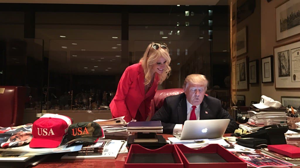 Une photo rare montre Donald Trump devant un ordinateur (et il n’a pas ...