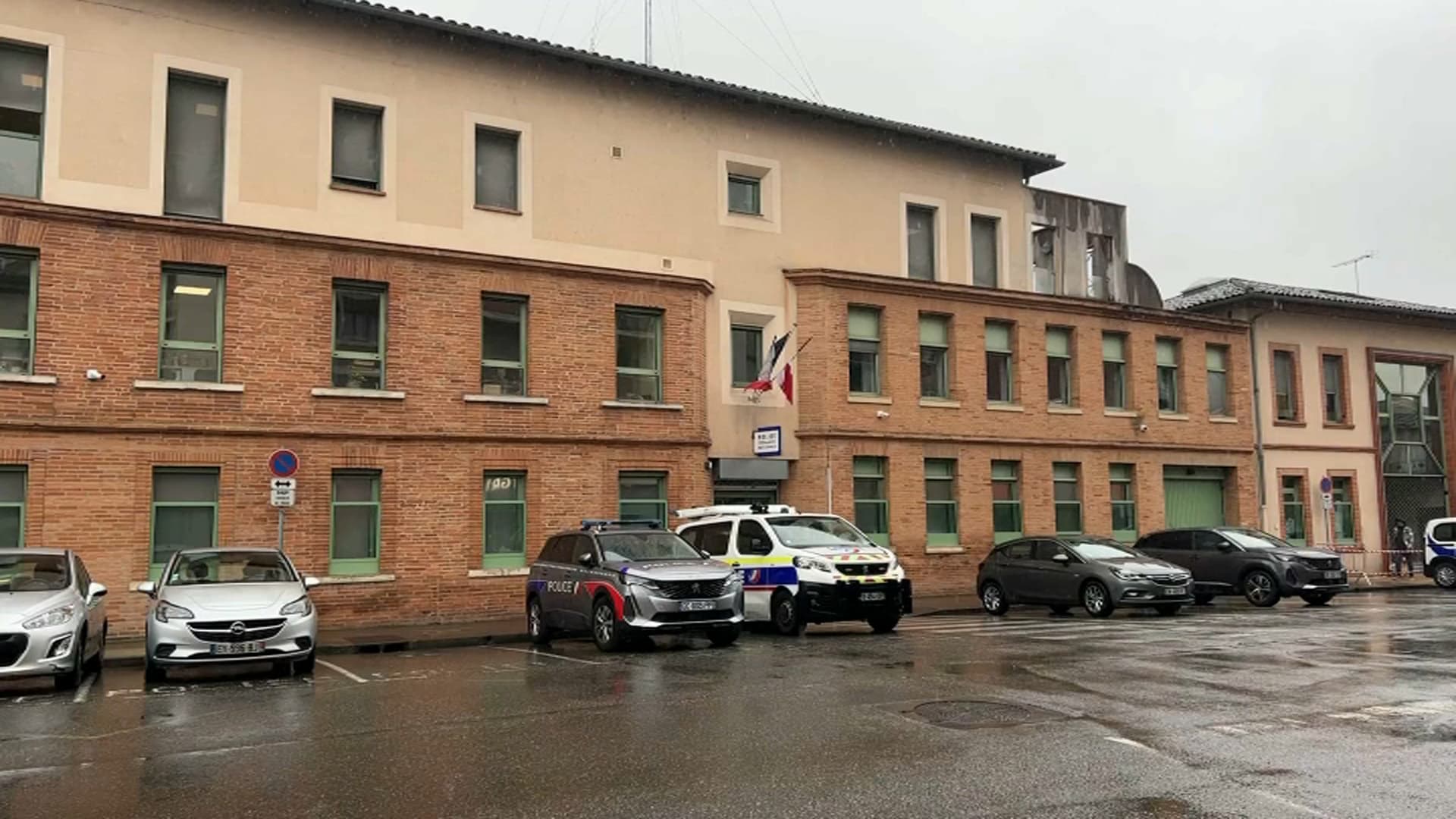 Trois véhicules de police incendiés devant le commissariat de Montauban ... Trois véhicules de police incendiés devant le commissariat de Montauban ...