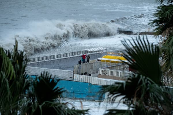 "Un vrai Armageddon": les images impressionnantes de la "méga-tempête ...