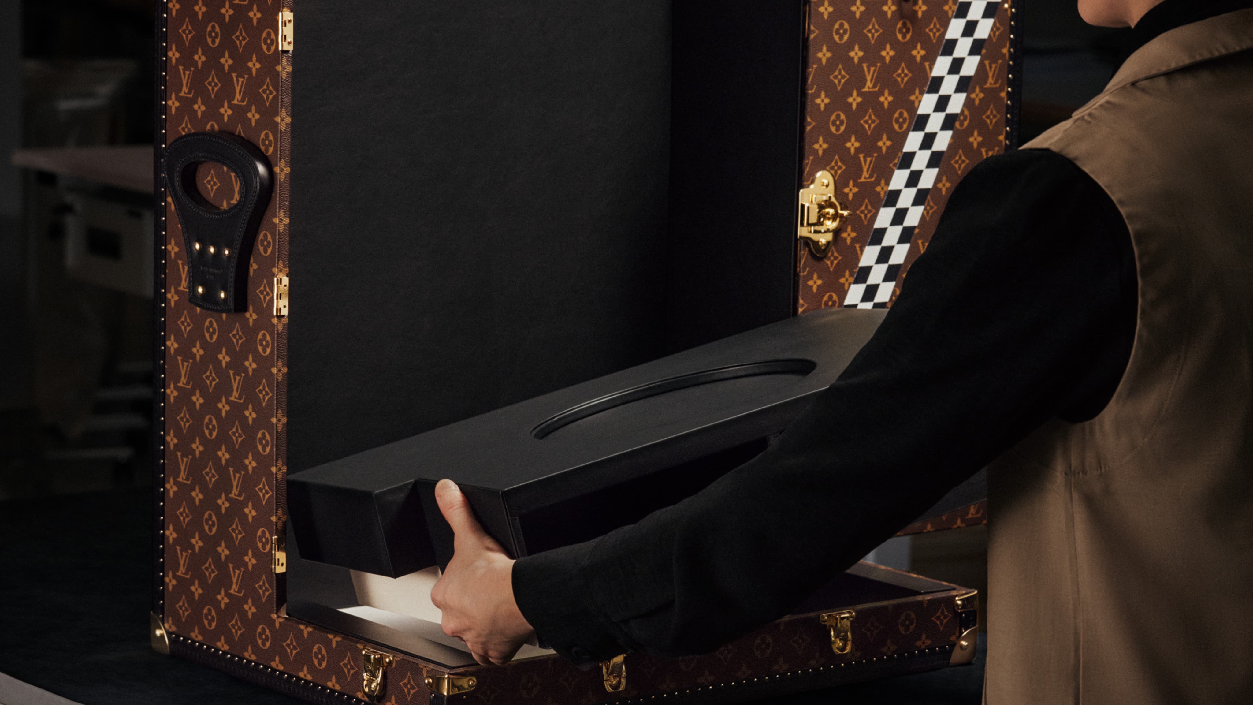 Louis Vuitton, partenaire officiel de la Formule 1, dévoile une malle ...