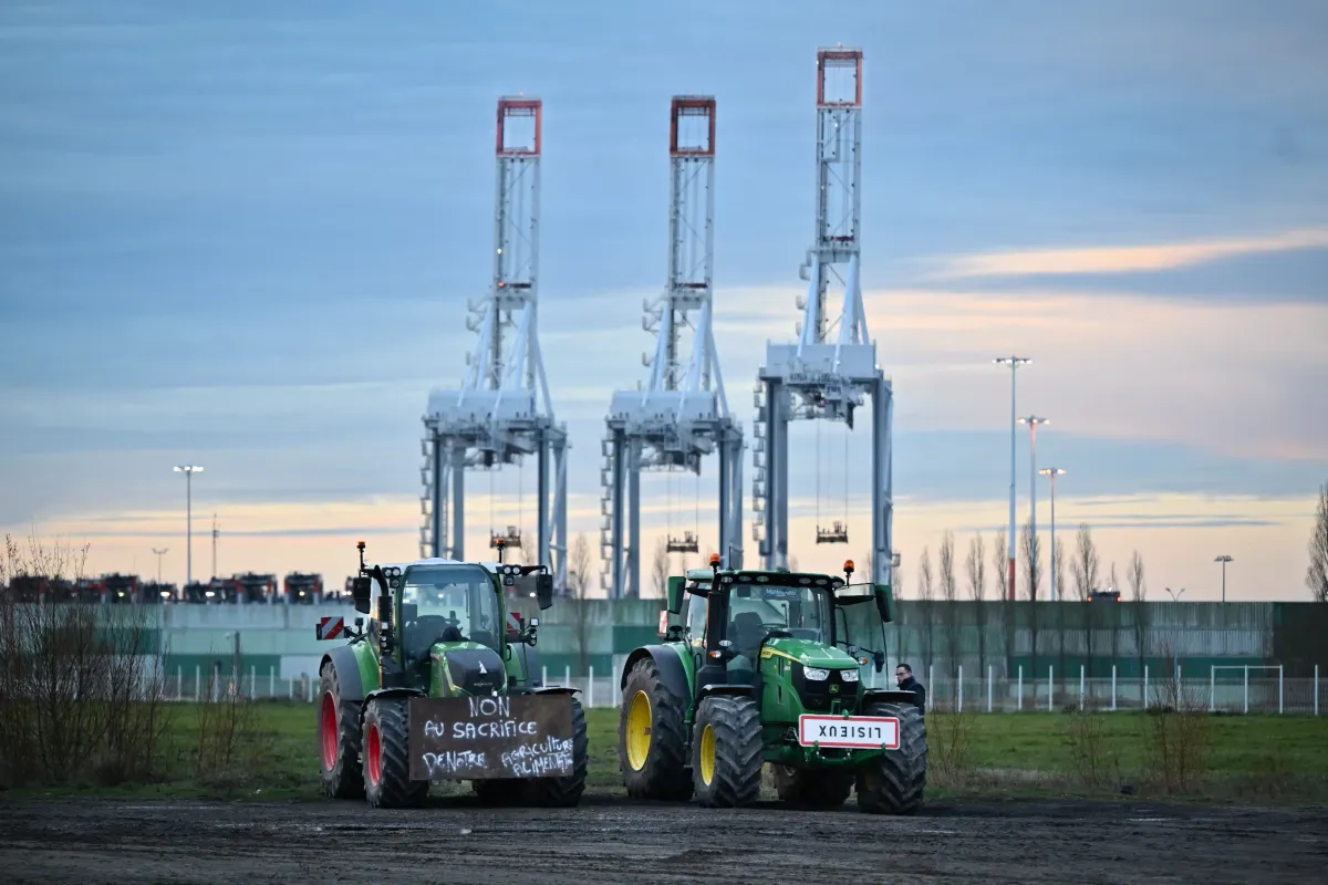 Les agriculteurs installent un barrage filtrant au port du Havre pour ...