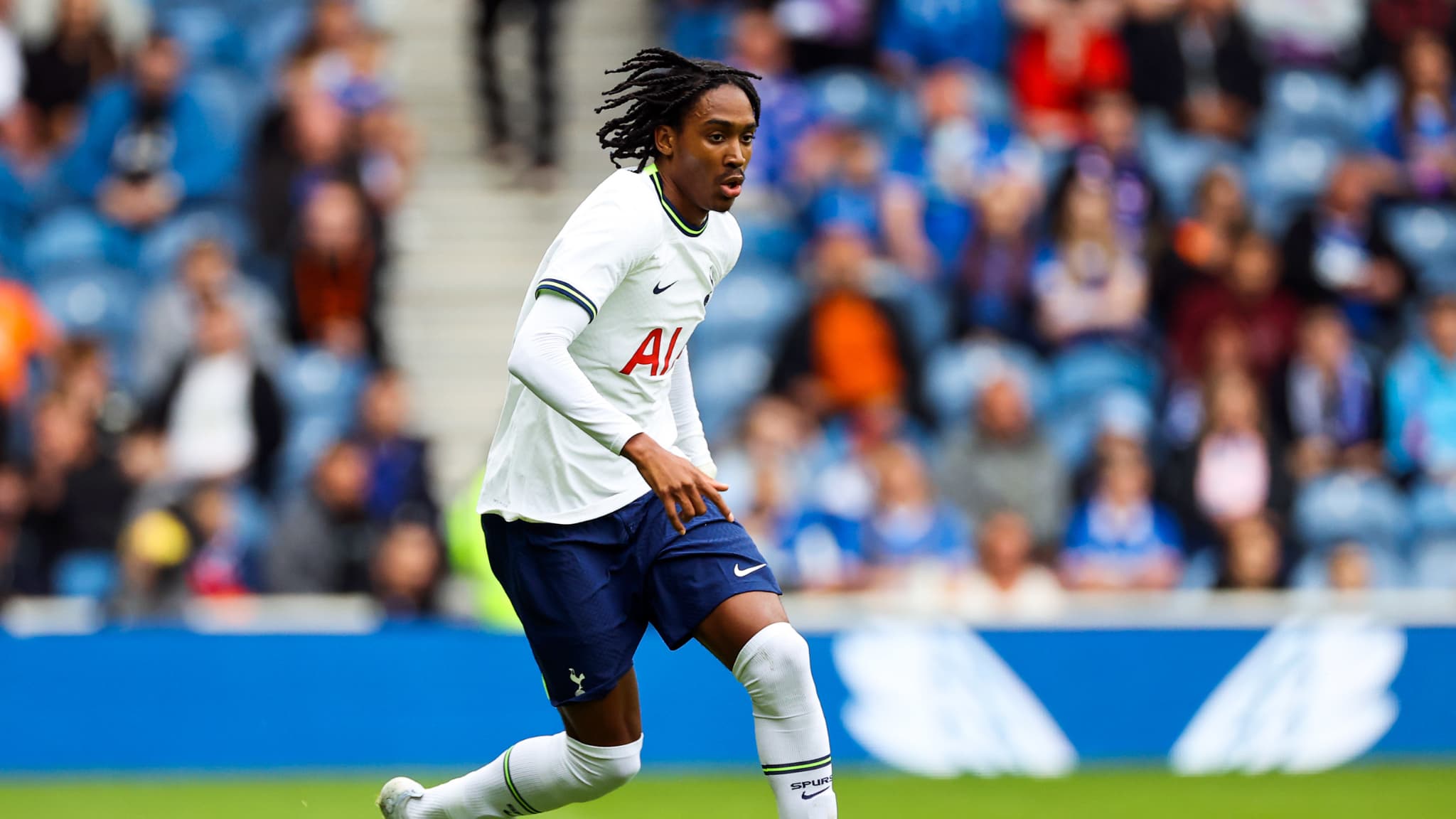 Mercato: Lyon viserait Djed Spence, latéral de Tottenham