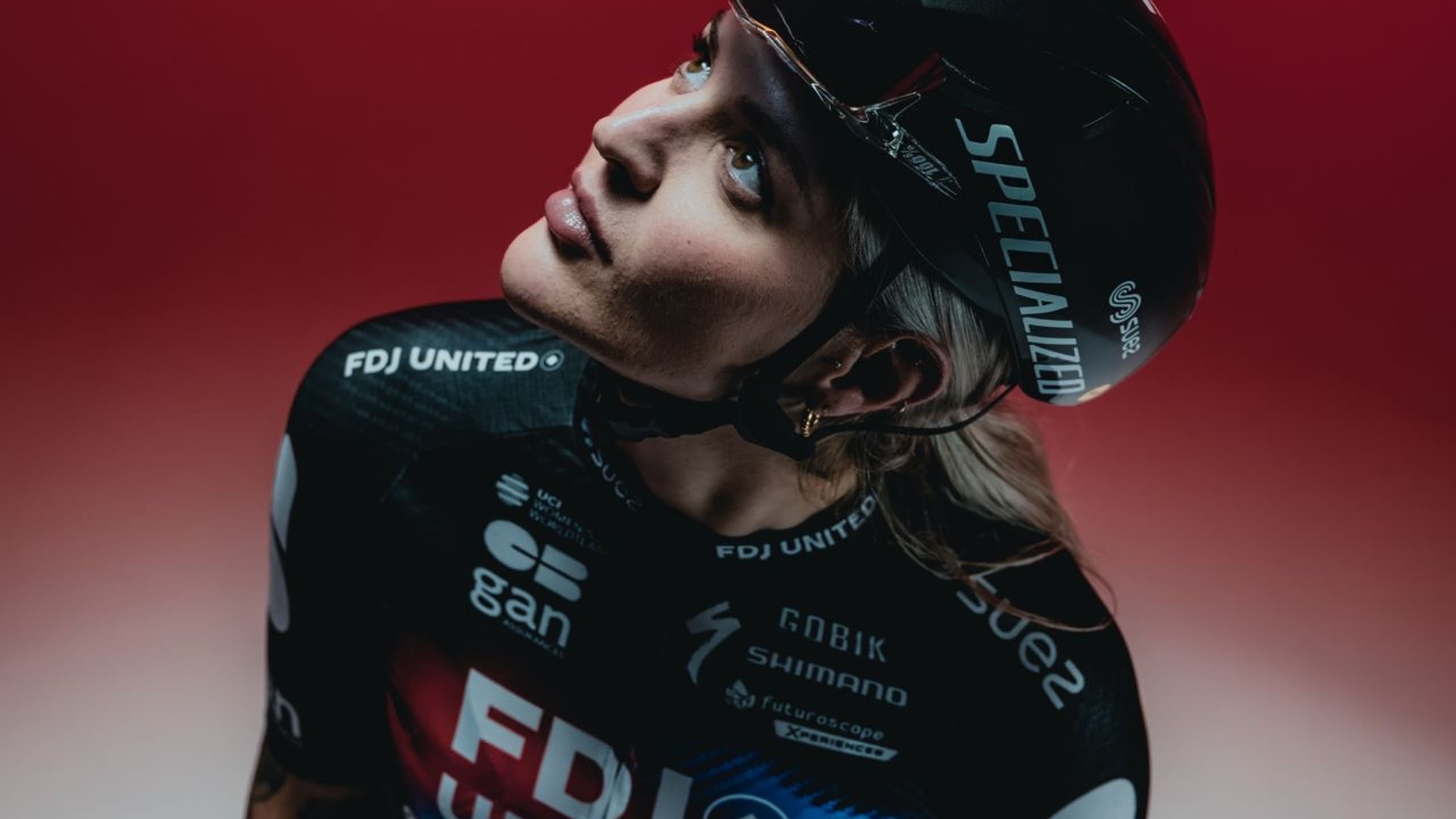 Noir profond, cœur de braise... La FDJ-Suez présente son nouveau maillot avant le Tour de France ...