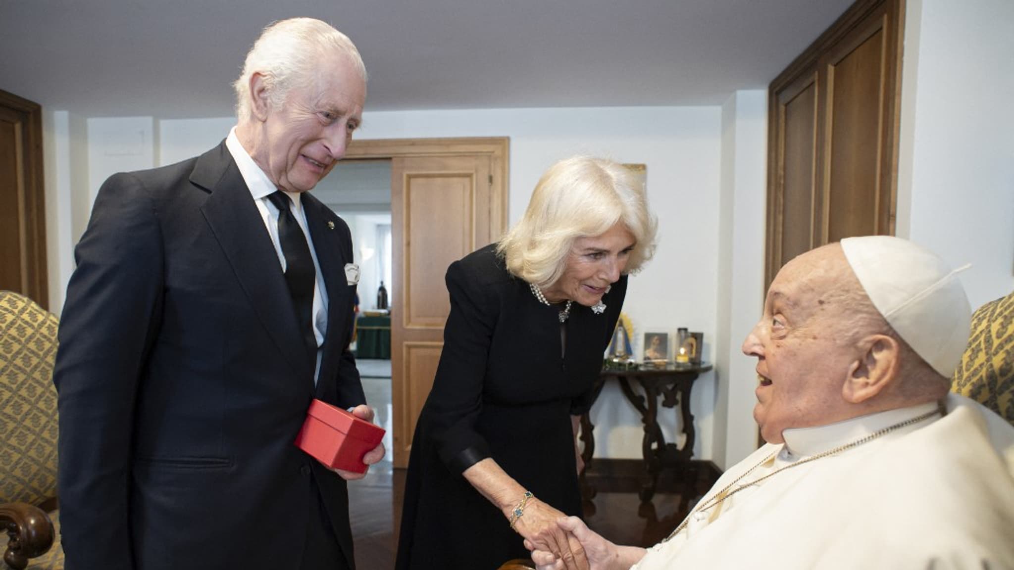 Pape François: le Vatican publie une photo de la visite de Charles et ...