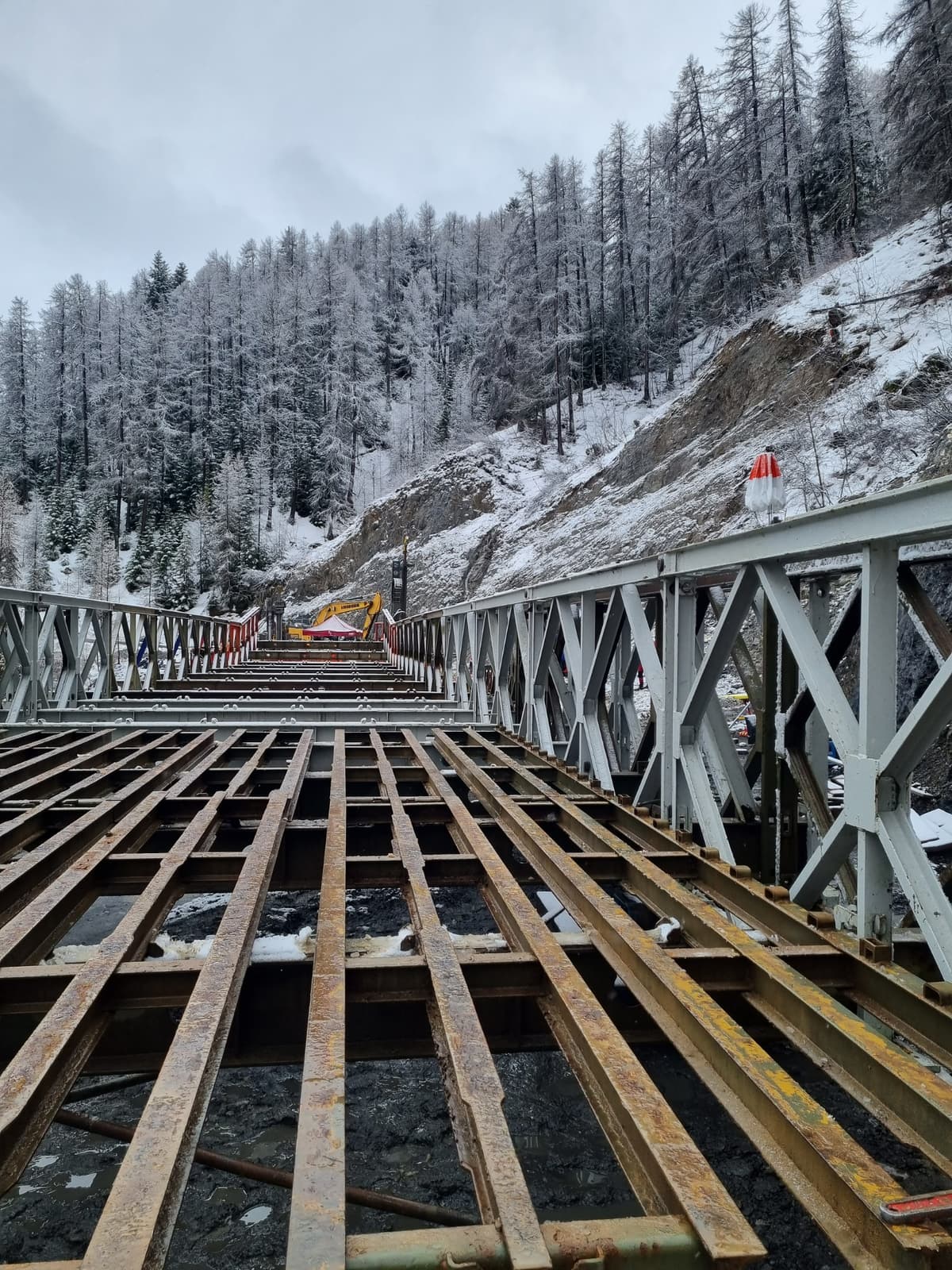 Risoul: les premières images du pont provisoire installé sur la route ...