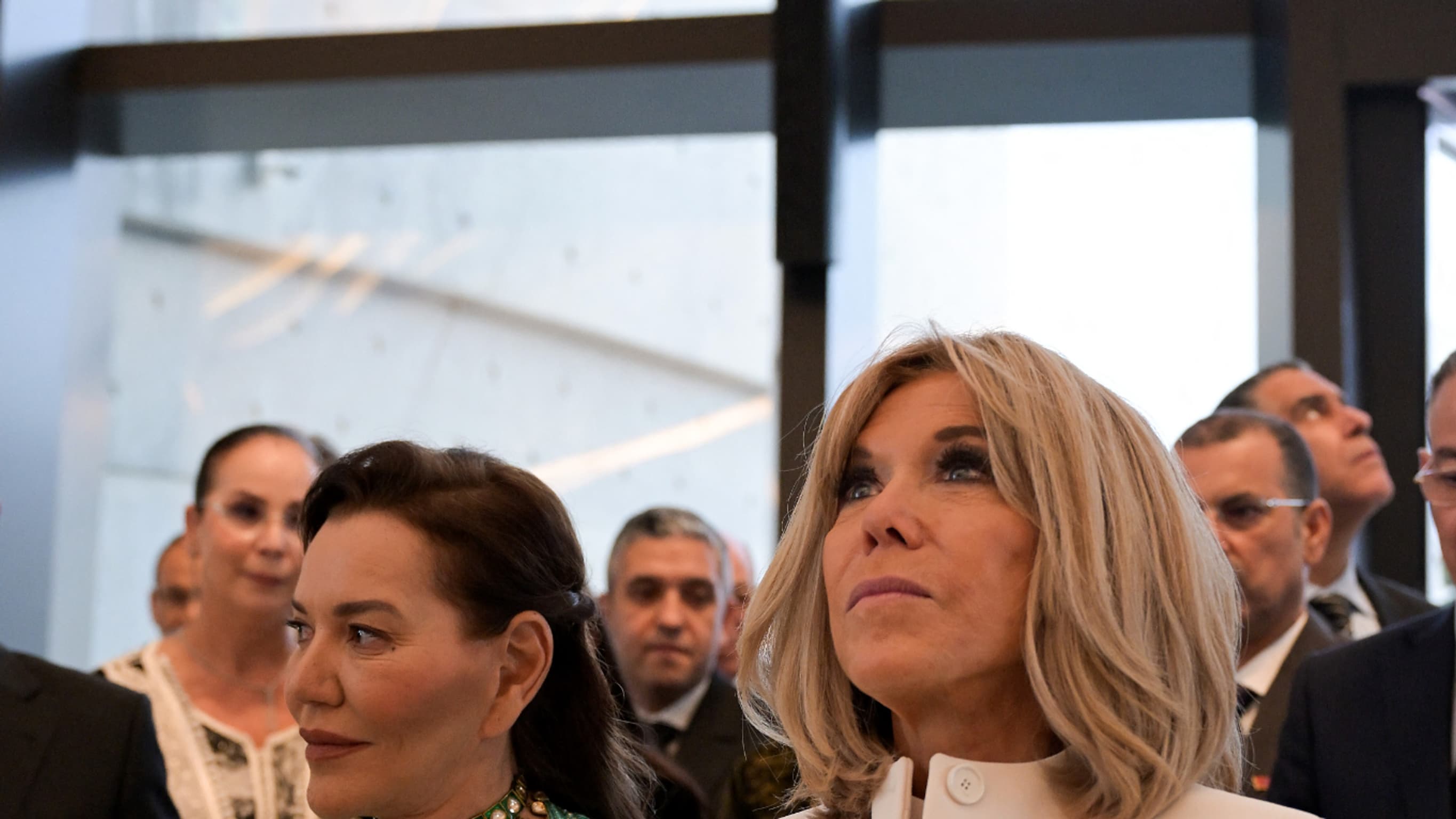 Cape brodée de perles et robes midi: le marathon mode de Brigitte ...