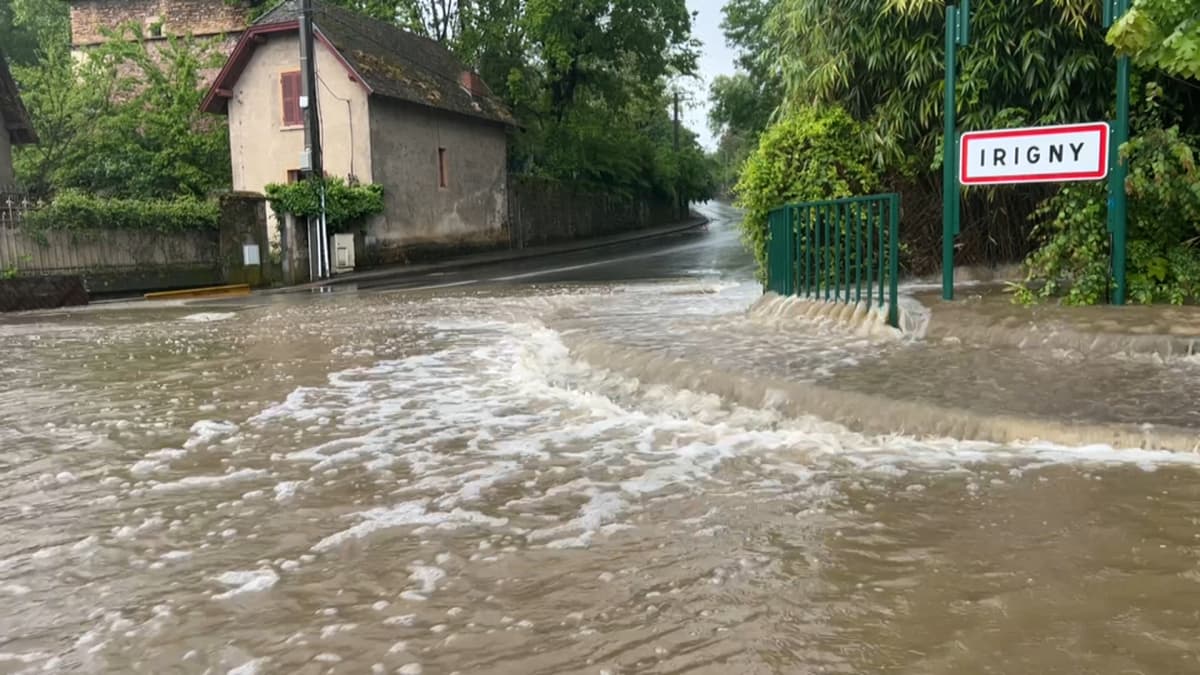 Les images des inondations dans le Rhône, l'équivalent d'un mois de ...