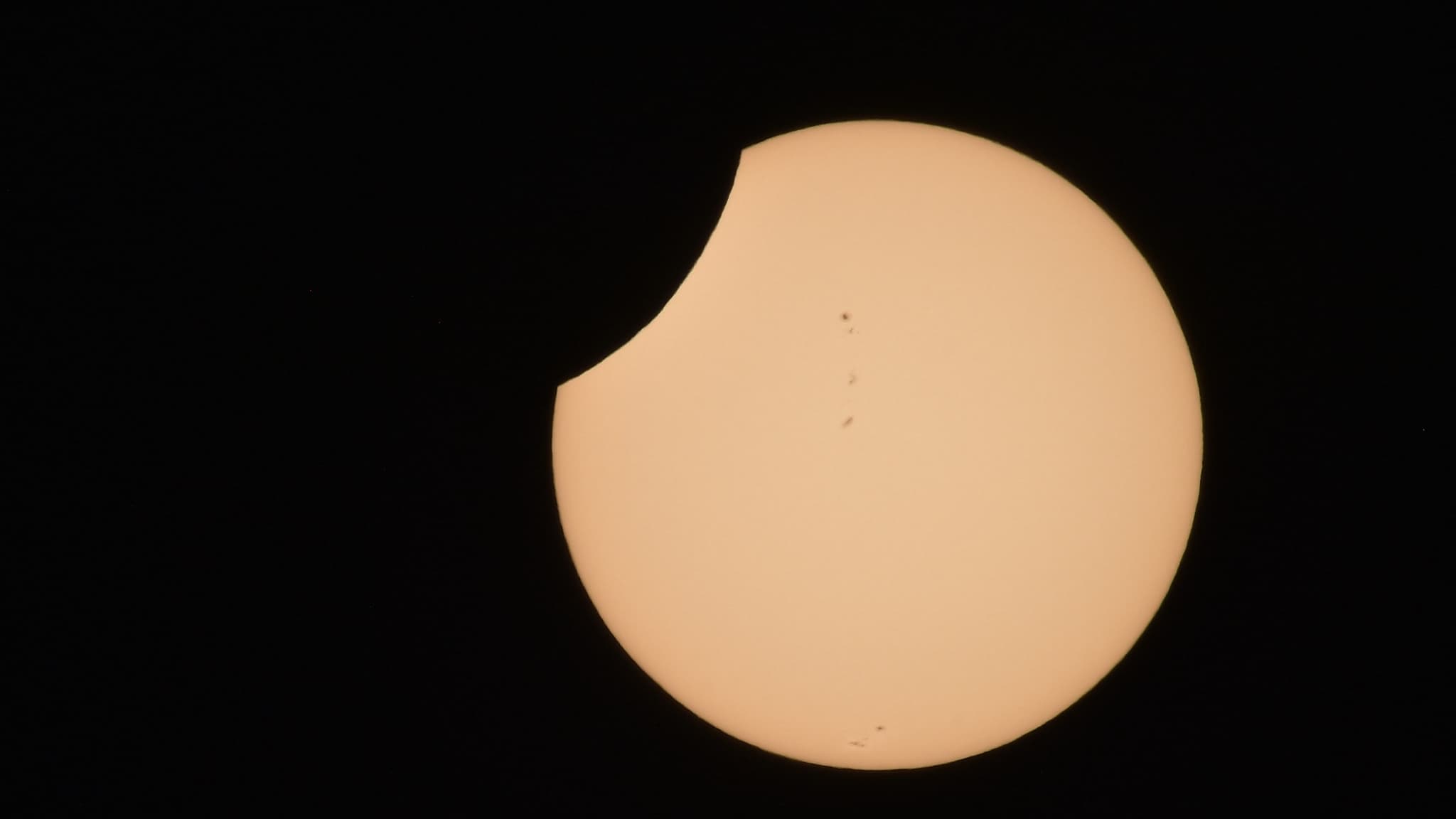 DIRECT VIDÉO - Suivez l'éclipse partielle de soleil visible en France