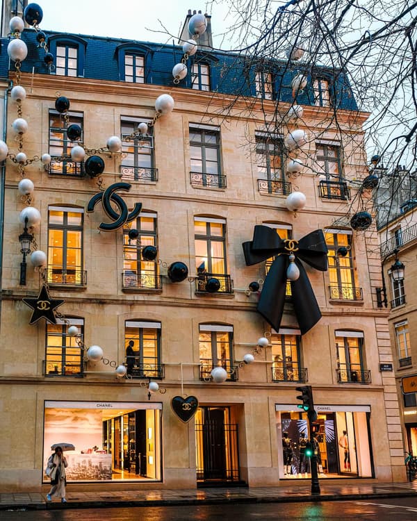 Dior, Chanel, Louis Vuitton... Les plus belles vitrines de Noël en images