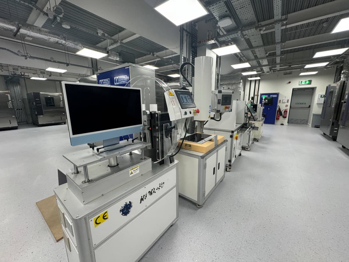 On a visité le laboratoire d'Apple qui "maltraite" les iPhone pour ...