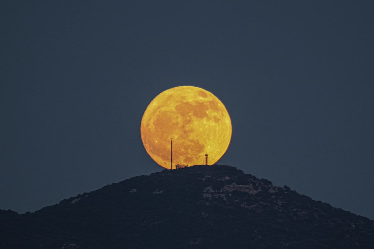 Lune rosée près de la tour Eiffel et du Parthénon: les images ...