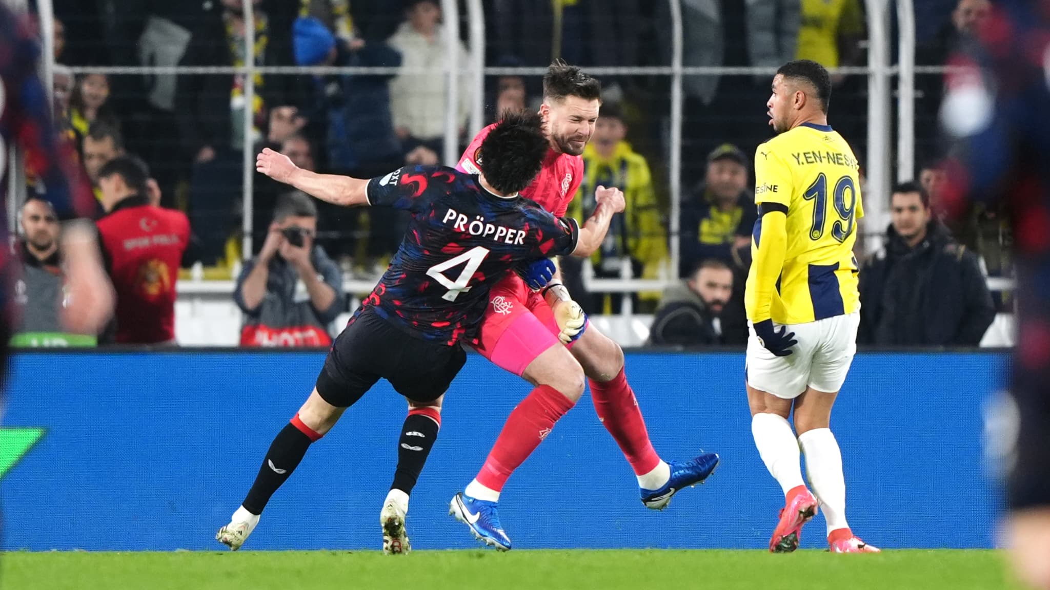 Ligue Europa: "Il a été KO une minute ou deux", le violent coup de boule infligé par le gardien ...