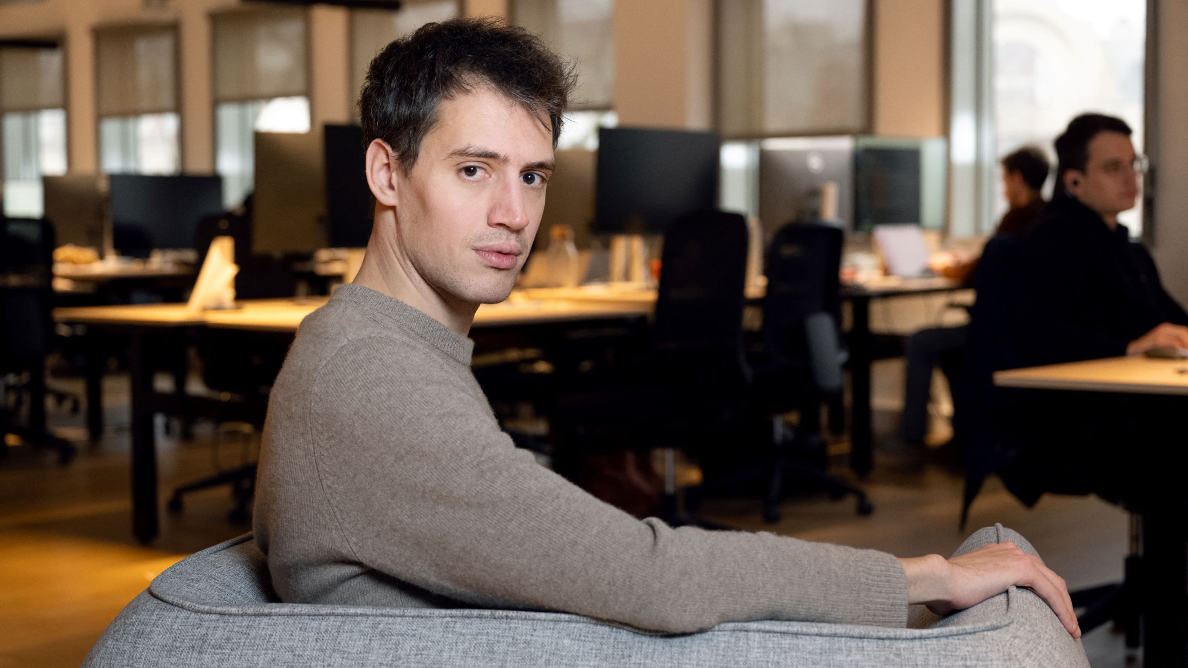 DIRECT. Sommet de l'IA 2025: Emmanuel Macron veut une IA "au service de l'humanité"