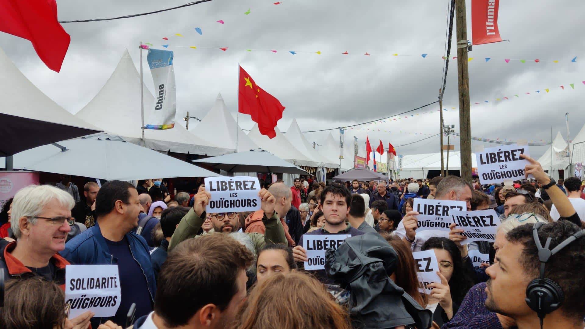 "Libérez les Ouïghours": les écologistes manifestent devant le stand de ...