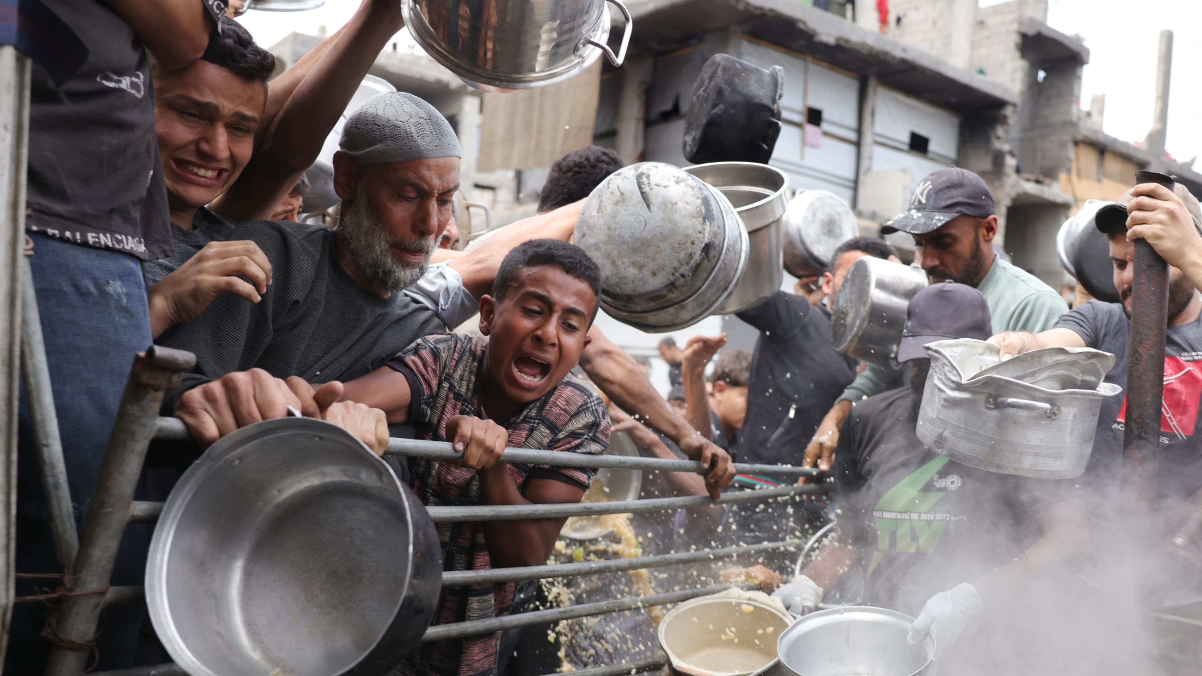 Bombardements, risque de "famine", population déplacée... Quelle ...