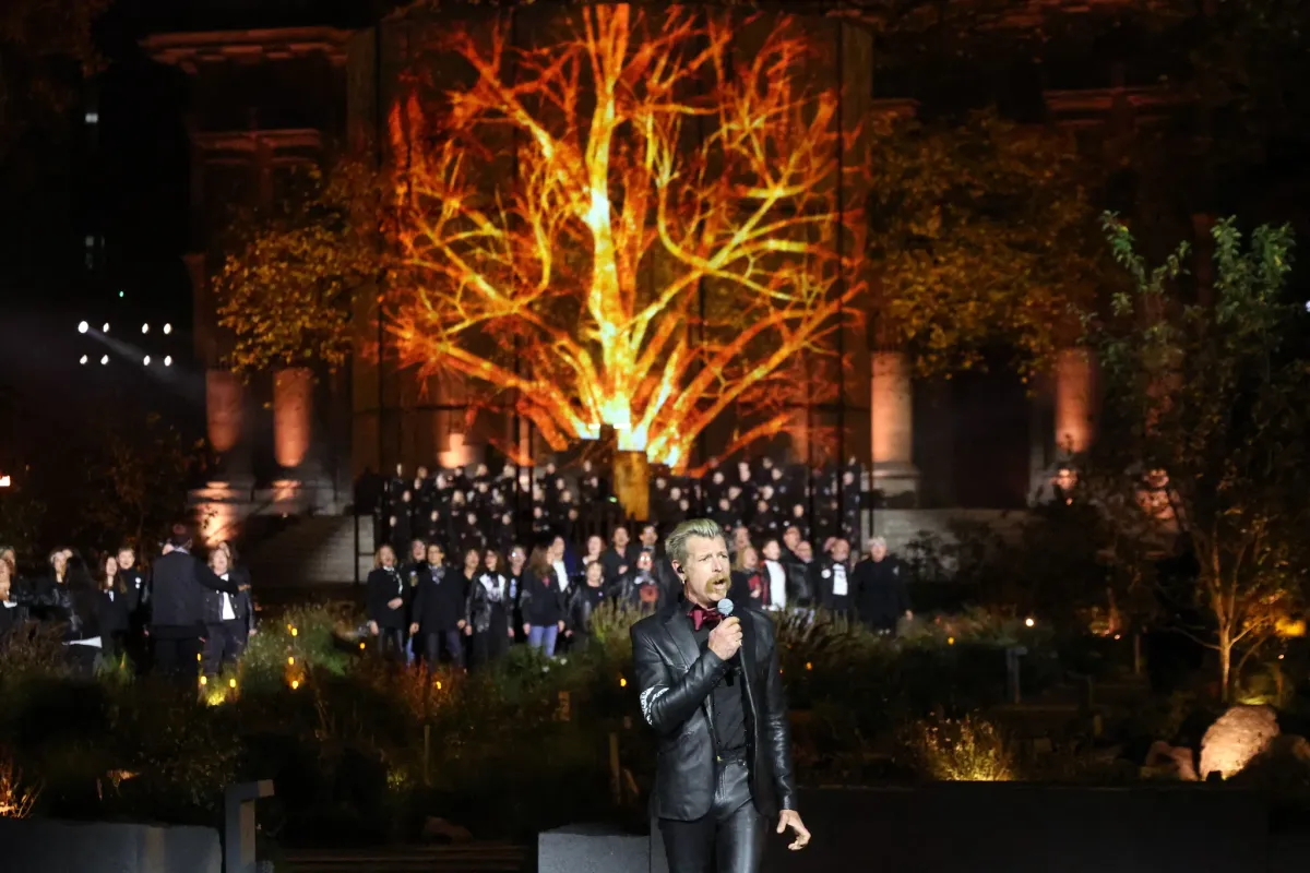 "You'll Never Walk Alone": la bouleversante prestation de Jesse Hughes ...