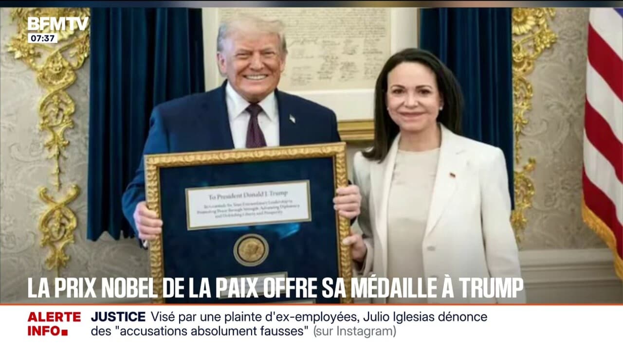 L'opposante vénézuélienne Maria Corina Machado offre sa médaille de ...